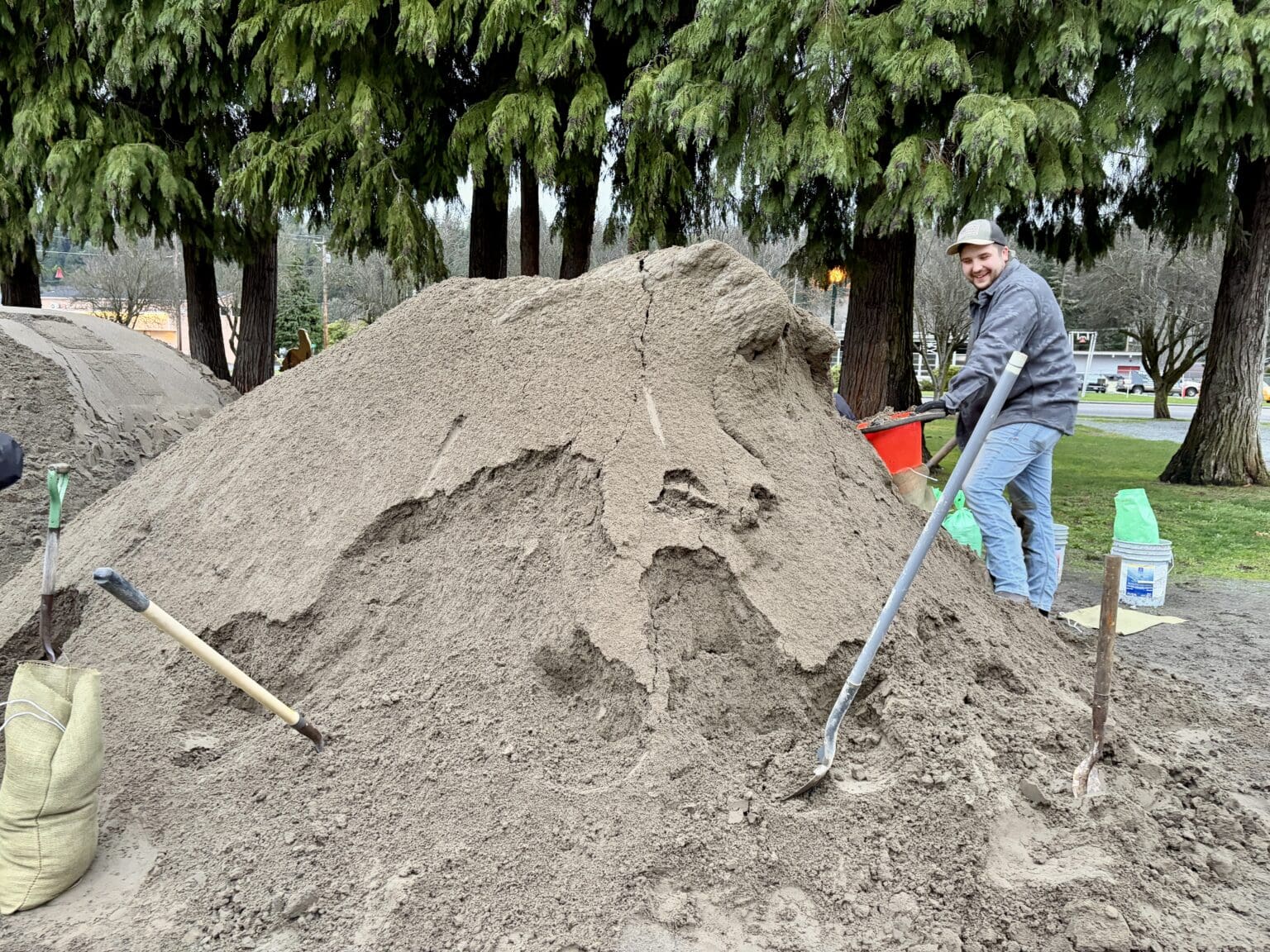 Washington Rock Assists in Flood Relief